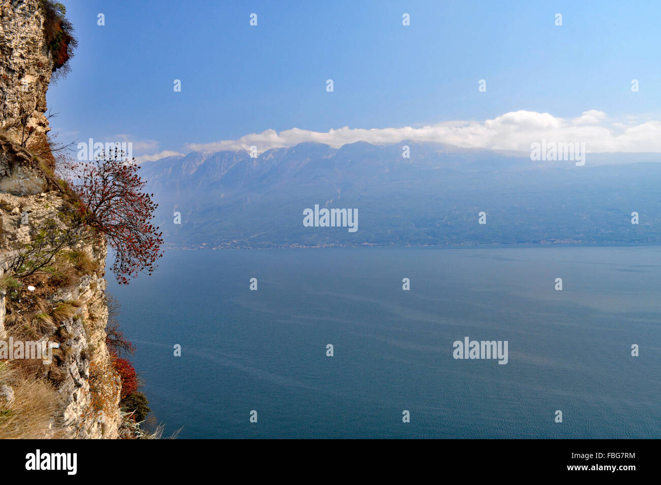 Le lac de Garde, en italien : Lago di Garda ou Lago Benaco, est le plus ...