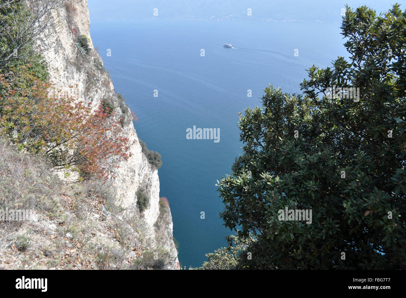 Le lac de Garde, en italien : Lago di Garda ou Lago Benaco, est le plus ...