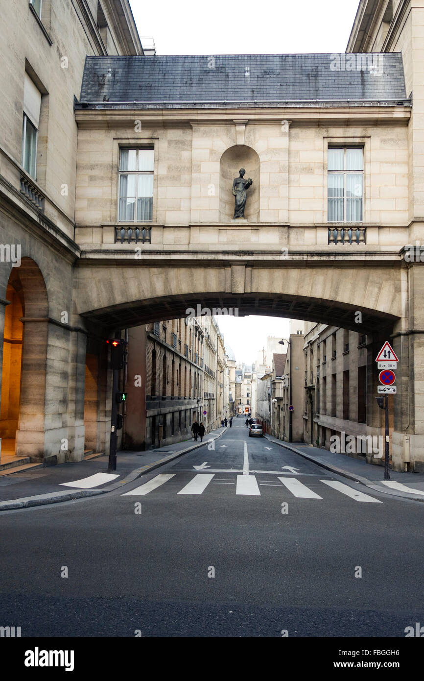 Passerelle piétonne entre deux bâtiments à Paris, France Photo Stock ...