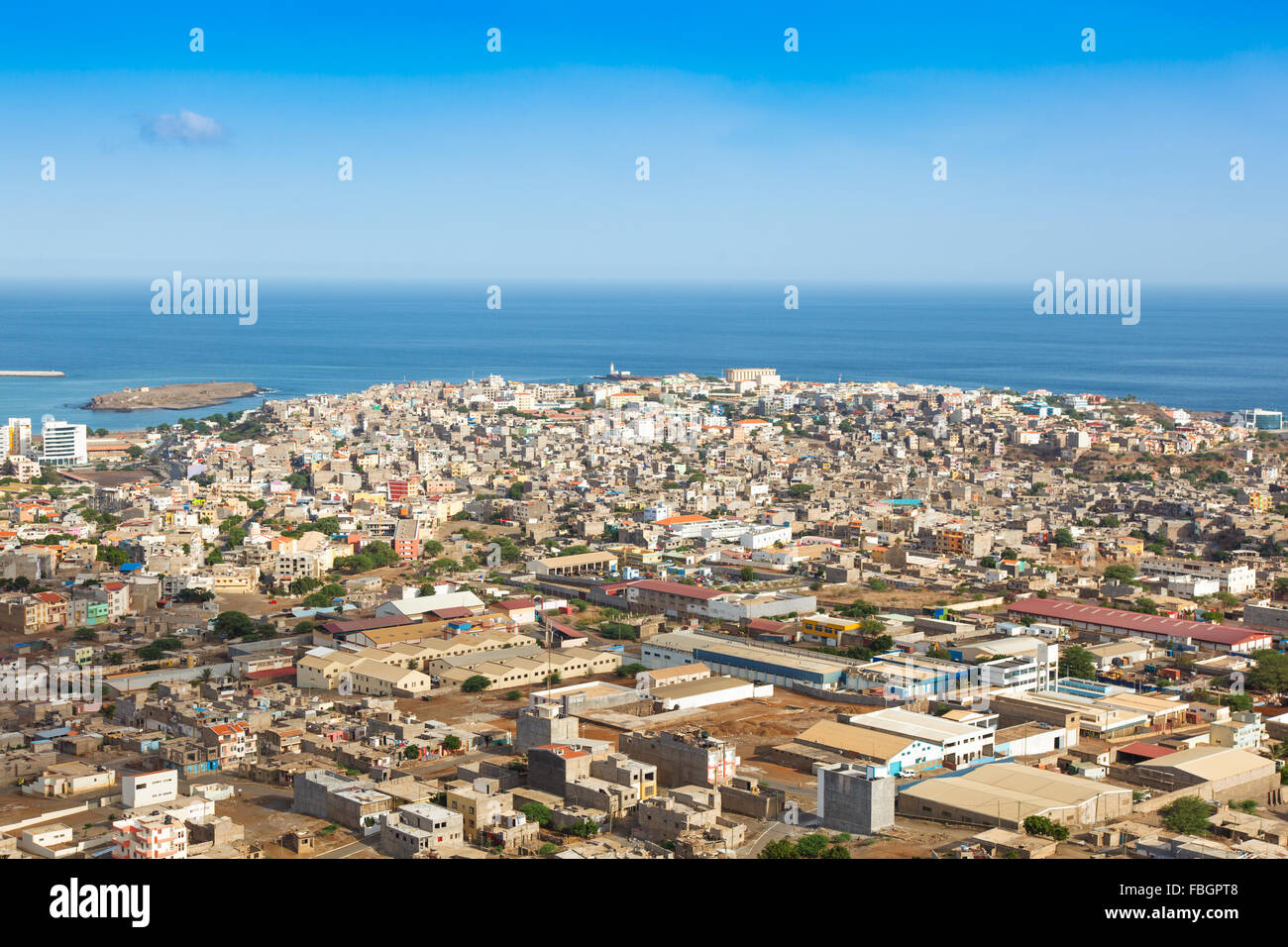 Vue de la ville de Praia à Santiago - capitale du Cap-Vert - Cabo Verde ...
