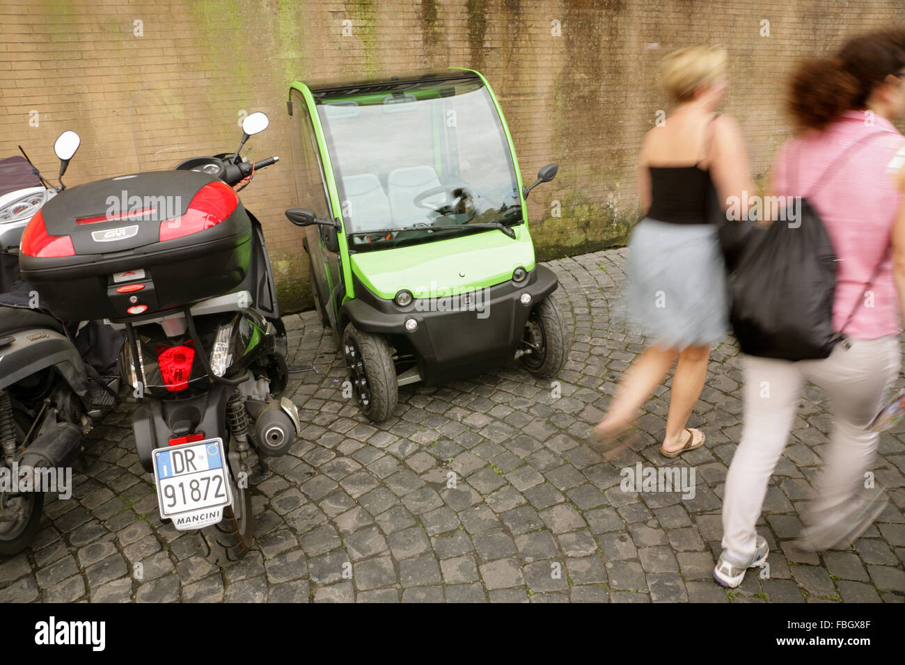 Microcar électrique Banque de photographies et d’images à haute ...