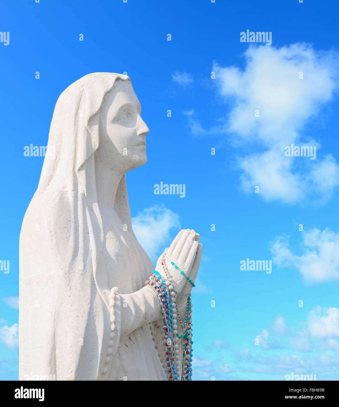 Sous la statue de la vierge marie Banque de photographies et d’images à ...