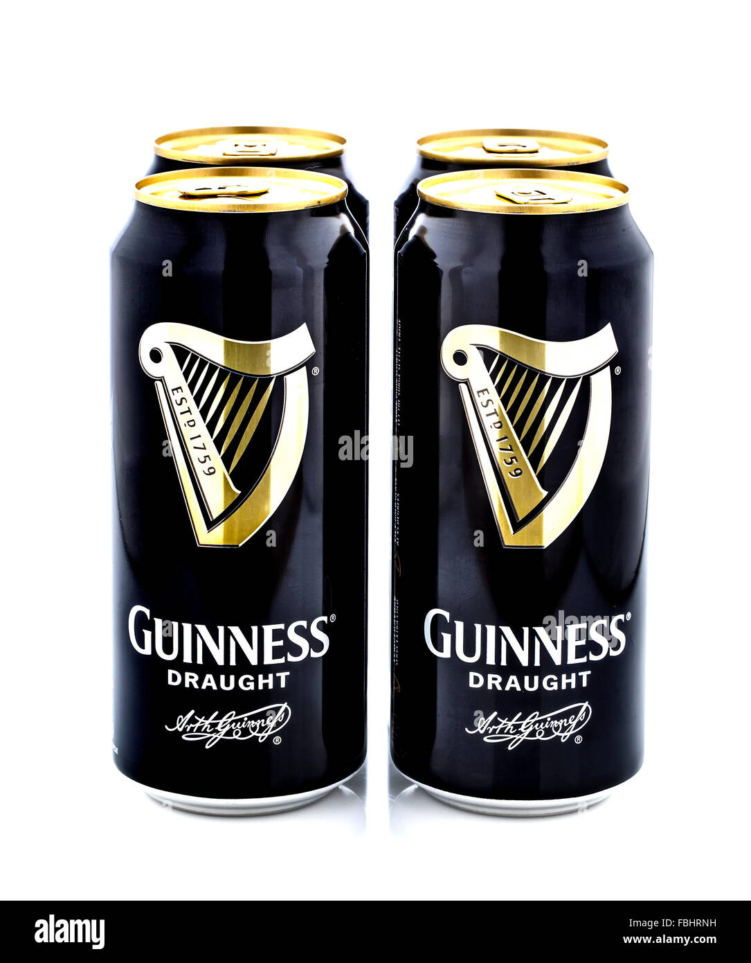 Quatre packs de Guinness, la célèbre bière irlandaise sur un fond blanc ...