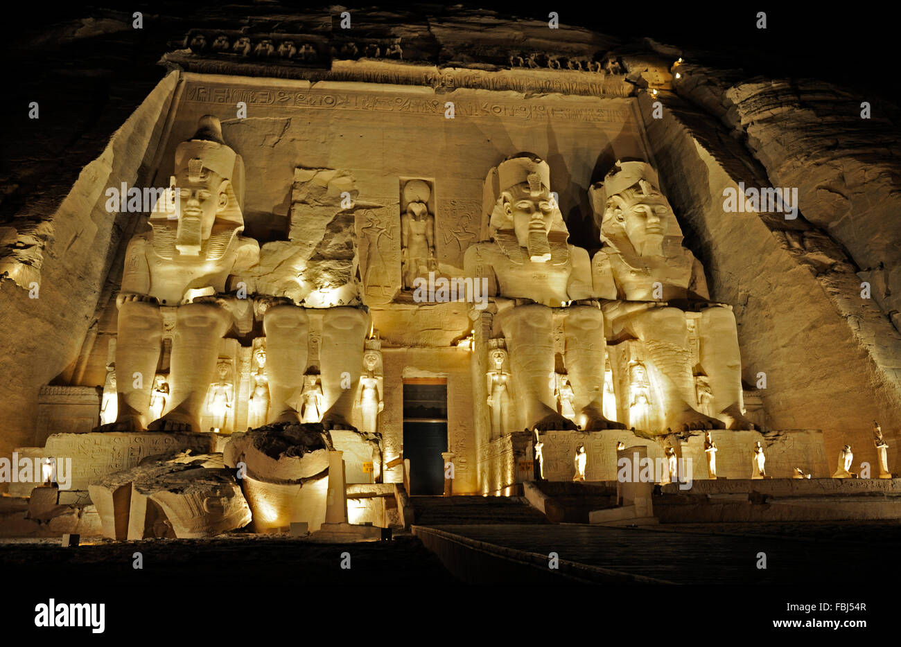 Pharaon Ramsès II, trois statues monumentales, assis, en face de big ...