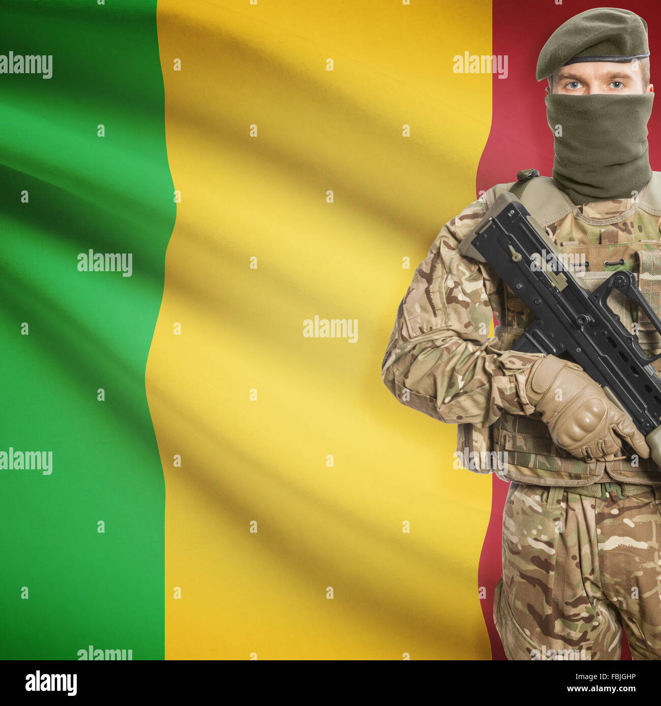 Soldat avec machine gun et le drapeau national du Mali - série d ...