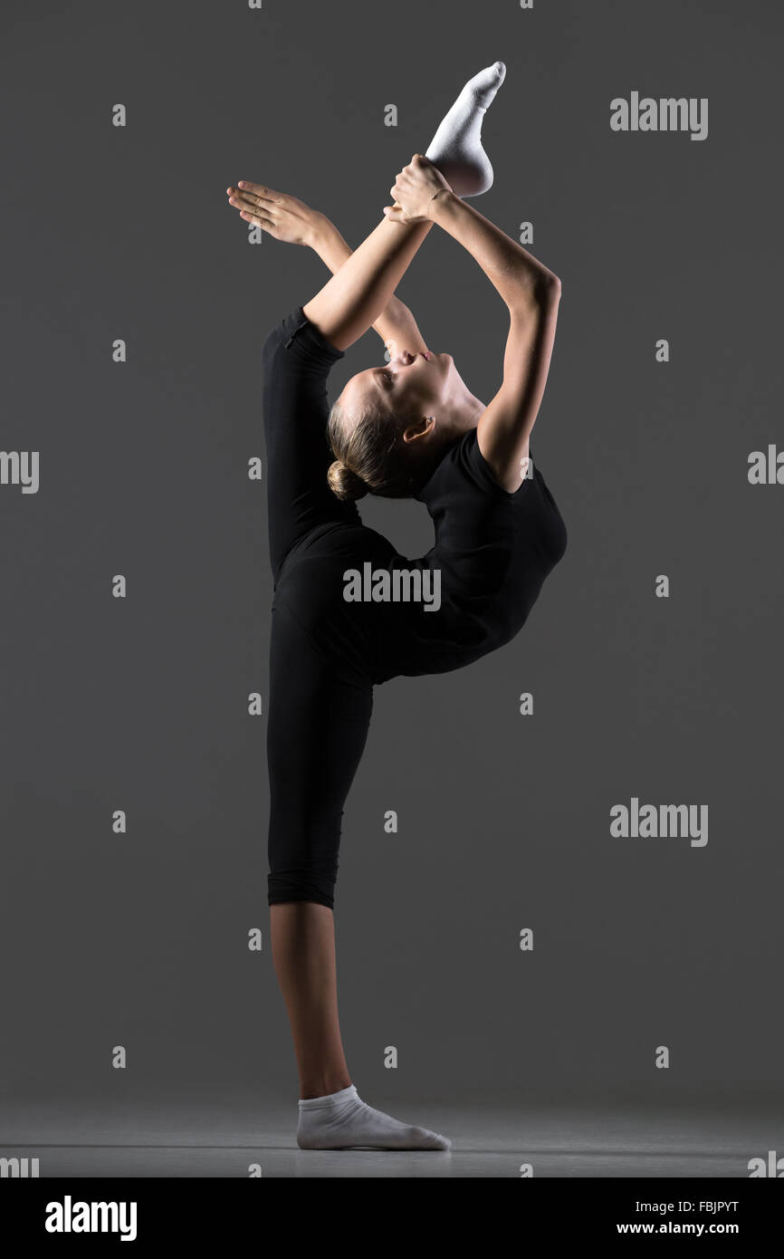 Cool belle jeune femme athlète gymnaste monter dans les vêtements de ...