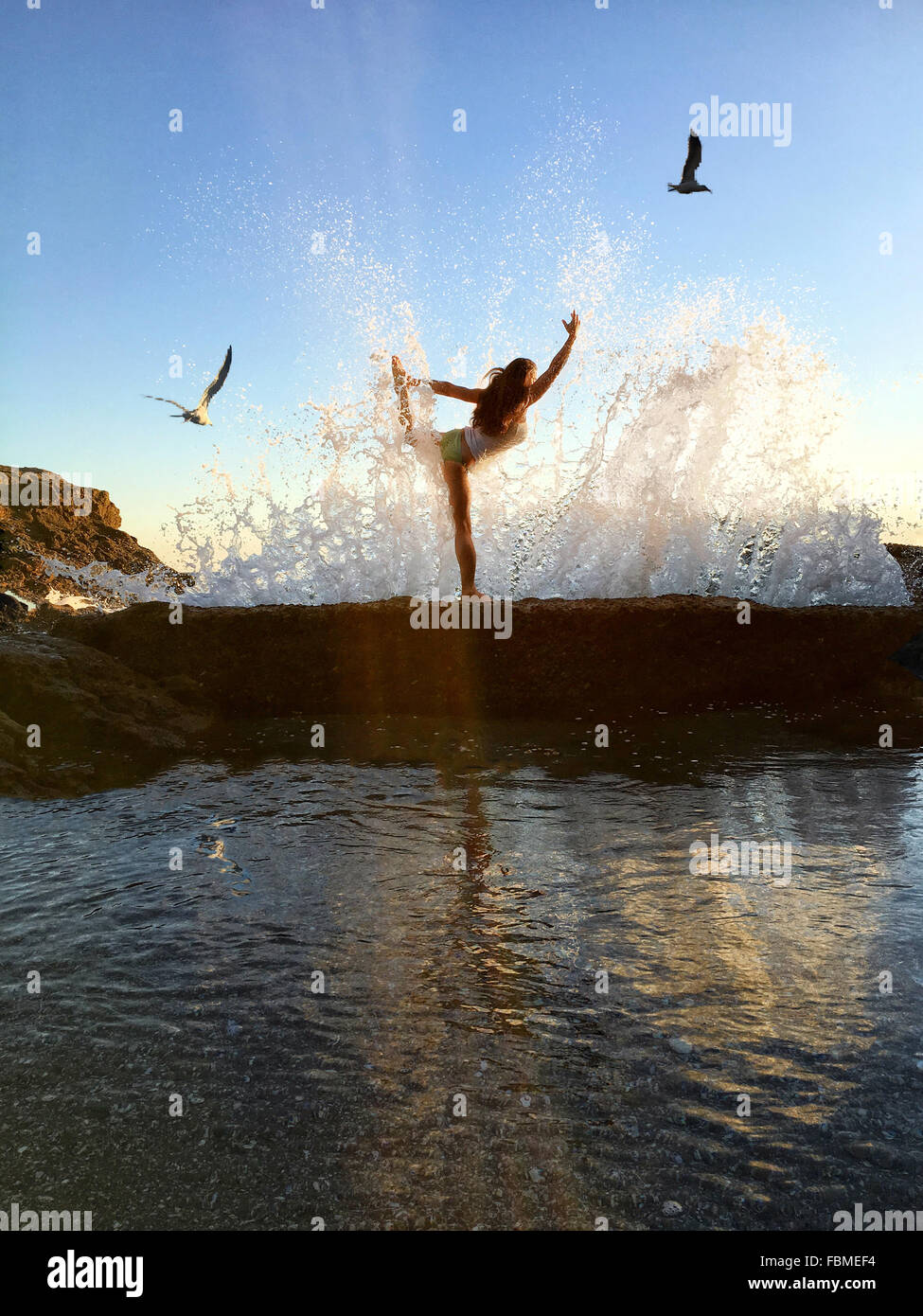 Femmes a pratiquer la posture de l'arc Banque de photographies et d ...