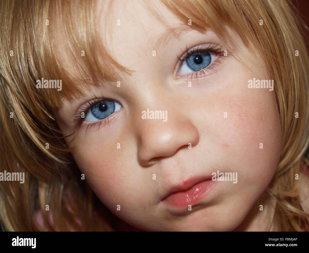 Fillette blonde yeux bleus Banque de photographies et d’images à haute ...