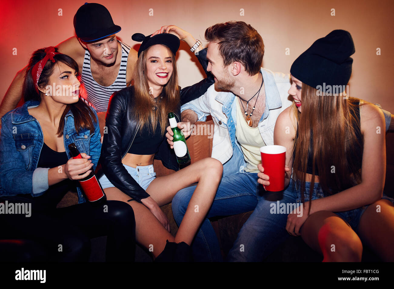 Heureux les jeunes gens ayant le swag parti au bar Photo Stock - Alamy