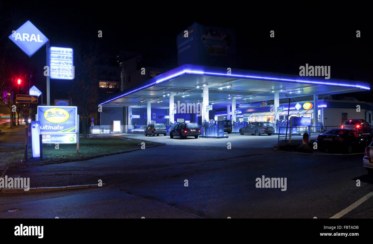 Gas station night Banque de photographies et d’images à haute ...