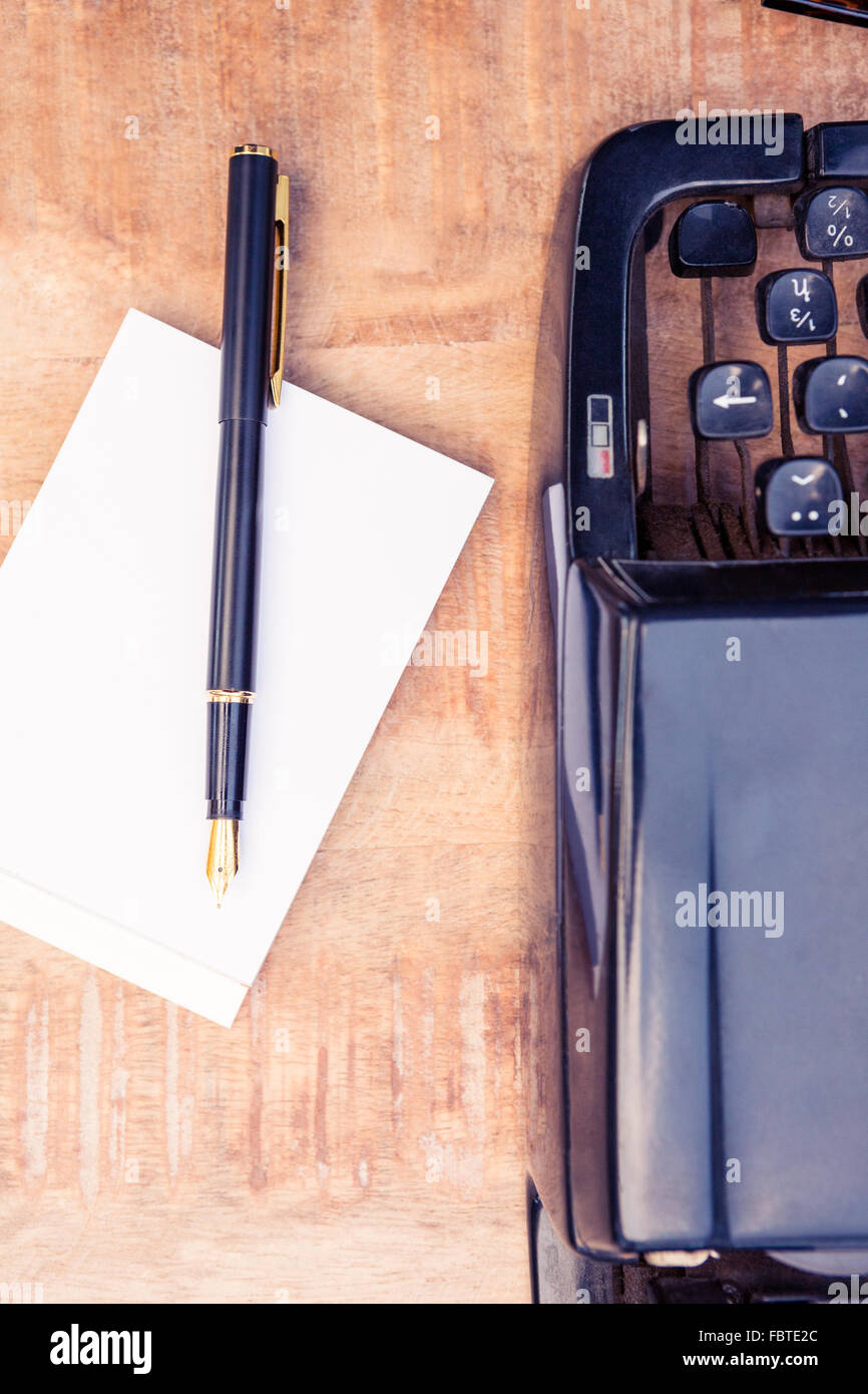 Stylo et papier à la machine à écrire sur le tableau Photo Stock - Alamy