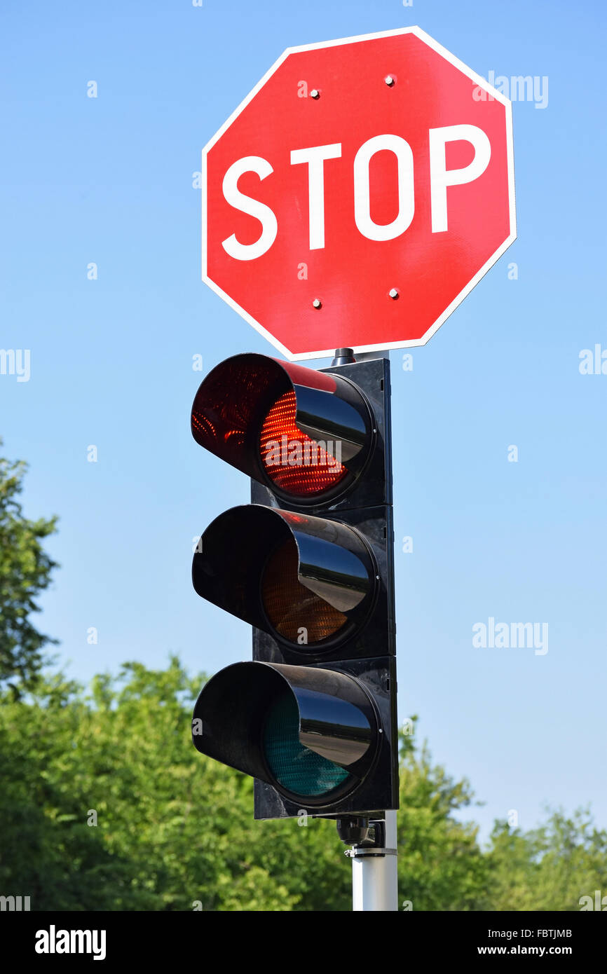 Panneau stop et feux de circulation au passage à niveau Photo Stock - Alamy