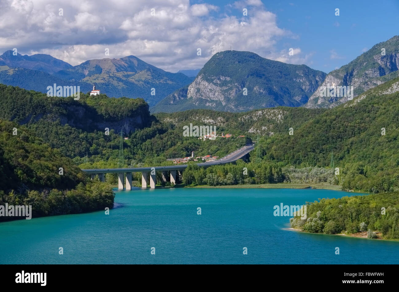 Lago di cavazzo Banque de photographies et d’images à haute résolution ...