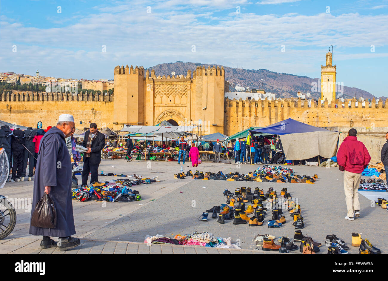 Les personnes à la marche en djellaba marché de Bab Al Riadinou au ...