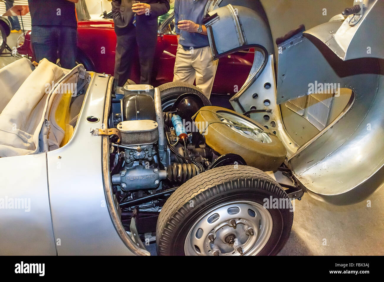 Le compartiment moteur de la 1955 Porsche 550 RSK similaire à la ...