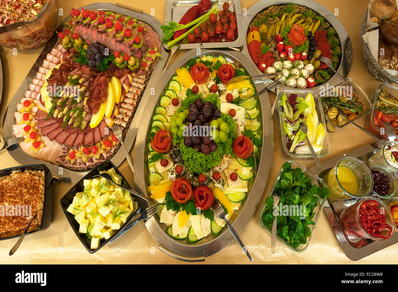 Table avec plateau de fromages et de saucisses, des antipasti, des ...