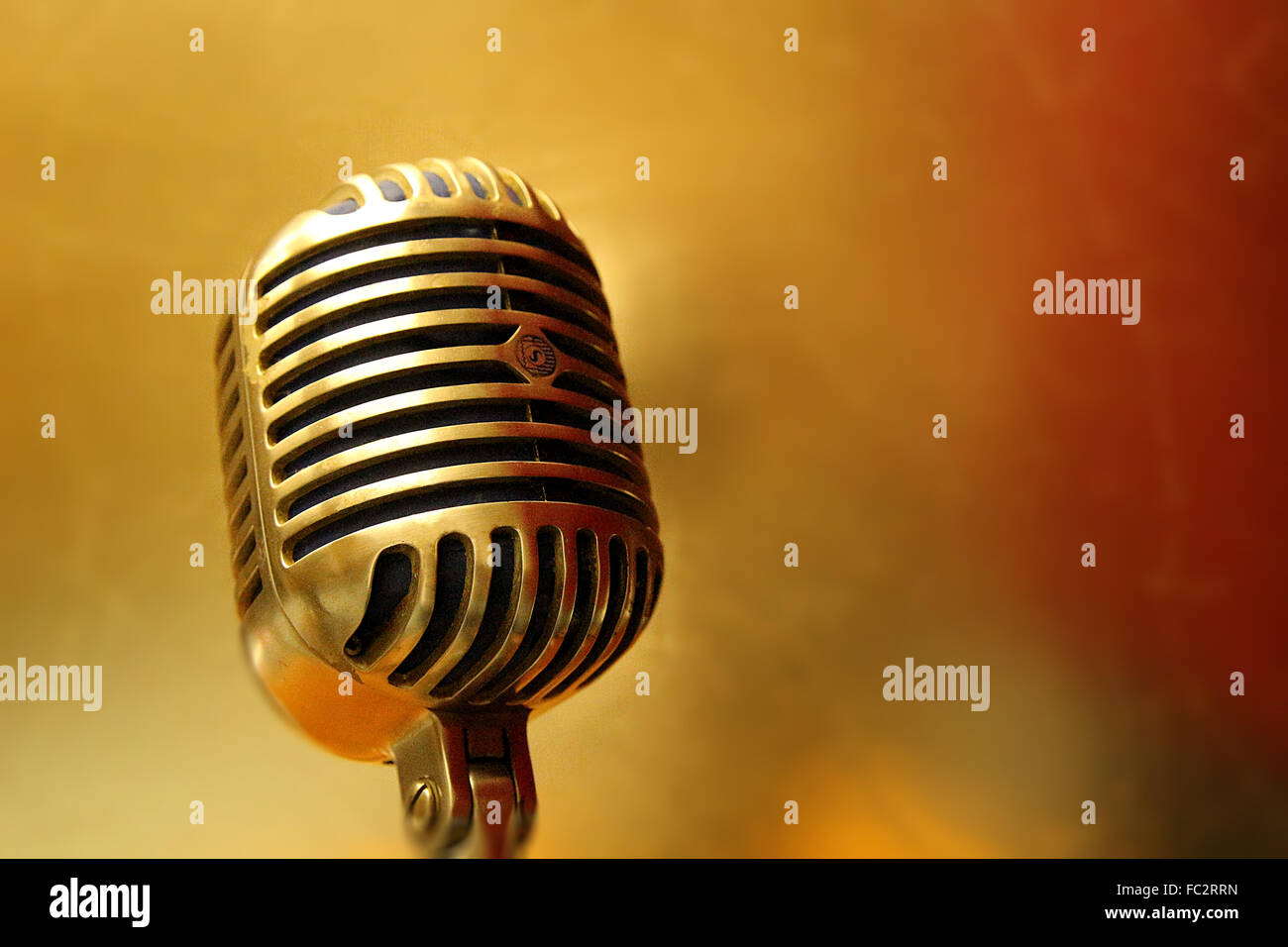 Old vintage antique microphone Banque de photographies et d’images à haute résolution - Alamy