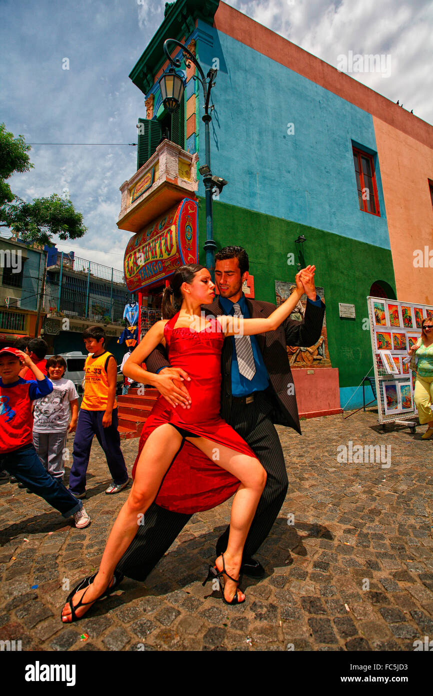 Couple dancing tango dans la rue Caminito. L'endroit le plus populaire dans le quartier de La ...