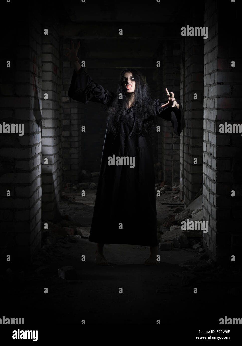 Zombi femme Banque de photographies et d’images à haute résolution - Alamy