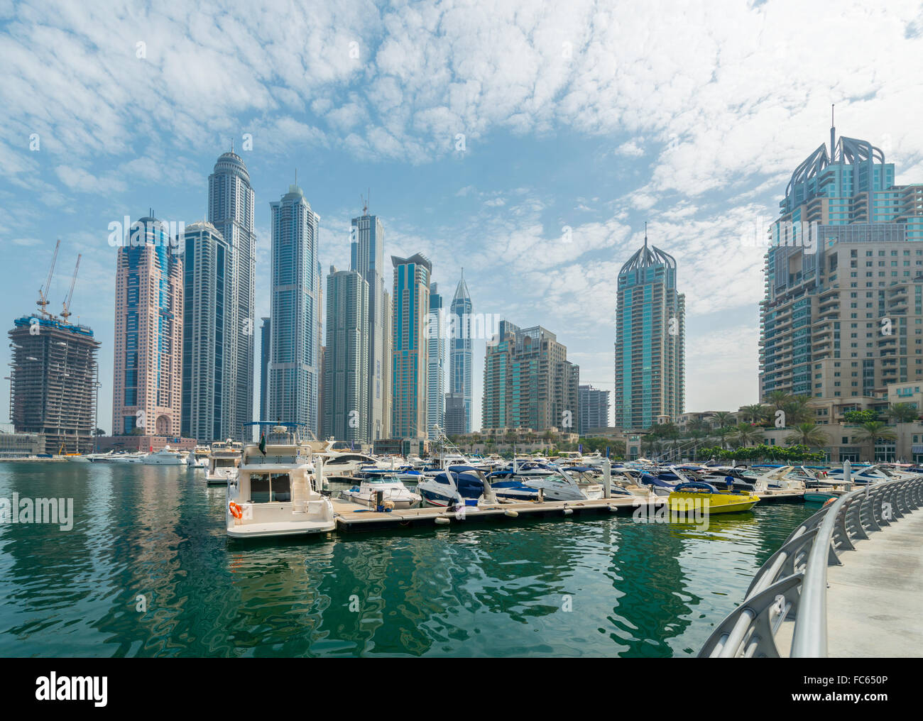 Dubaï - 9 août 2014 : Dubai Marina district le 9 août à l'eau. Dubaï ...