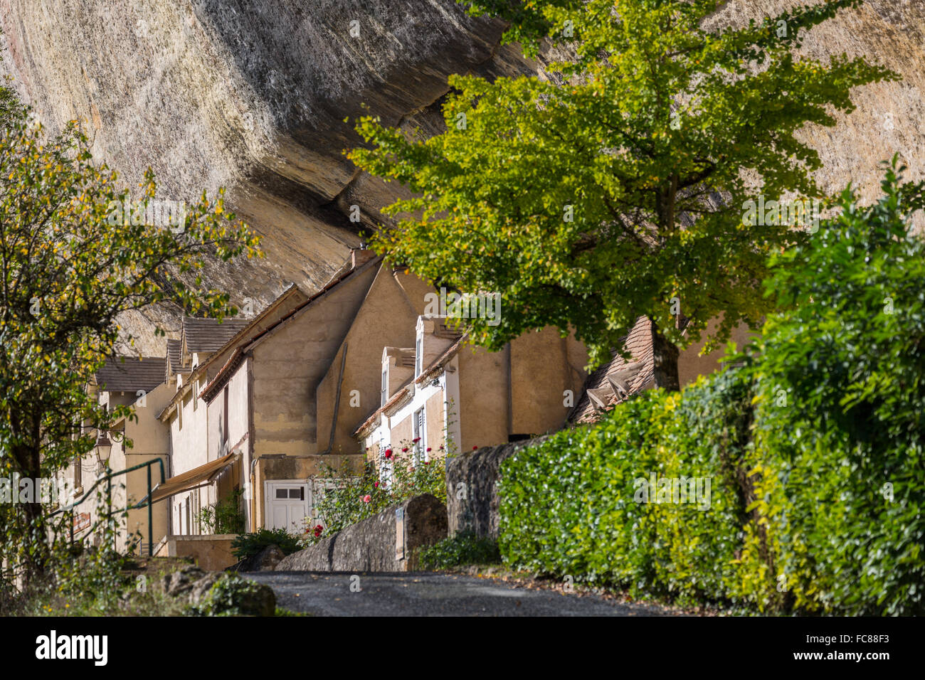 La Grotte du Grand Roc Village de falaises, Dordogne, France Photo ...