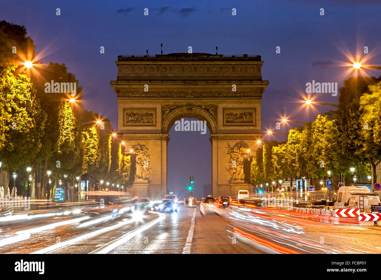 Arc de triomphe paris nuit Banque de photographies et d’images à haute ...