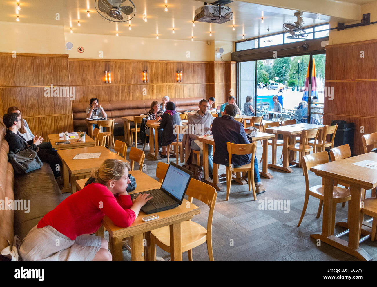 Connexion Wi-Fi au réseau local internet cafe client personnes ...