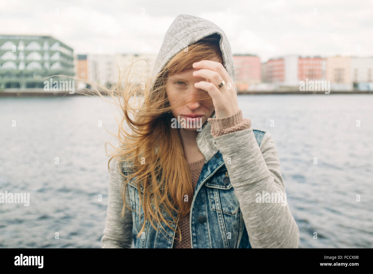 Femme aux cheveux rouges Banque de photographies et d’images à haute ...