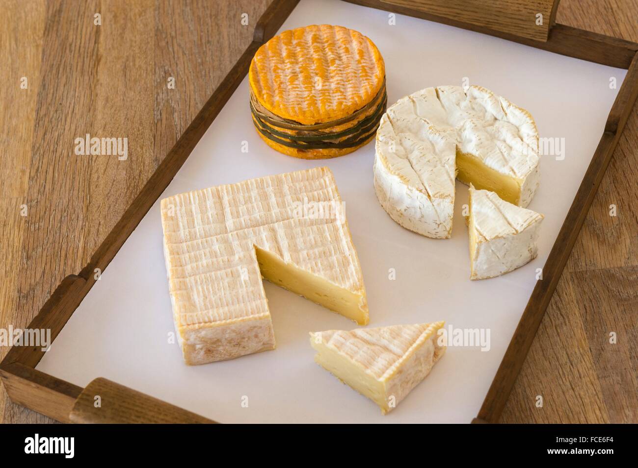 France, Normandie, plateau de fromages avec trois fromages normands ...