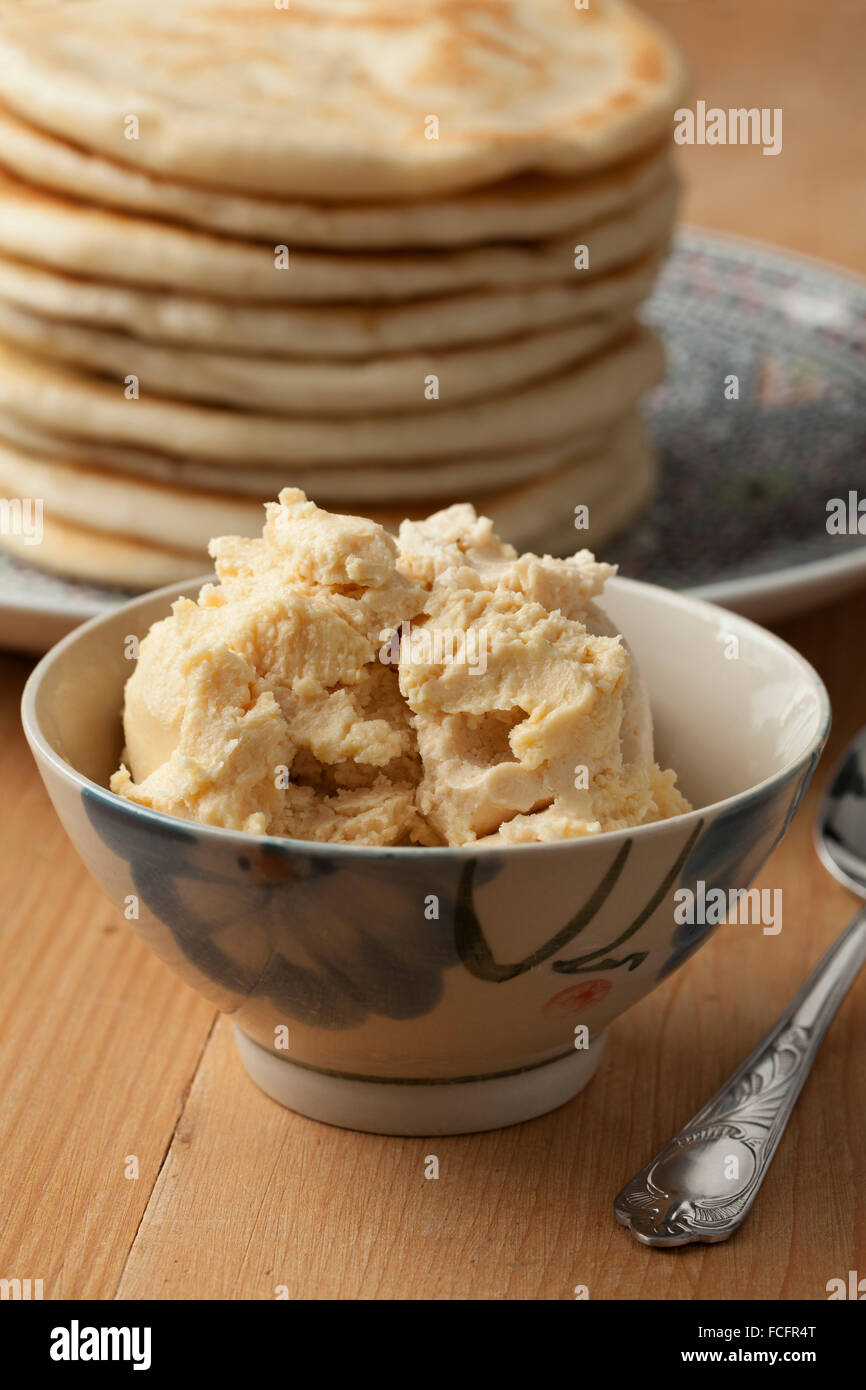 Bol avec faits maison pour le petit-déjeuner smen marocain avec une ...