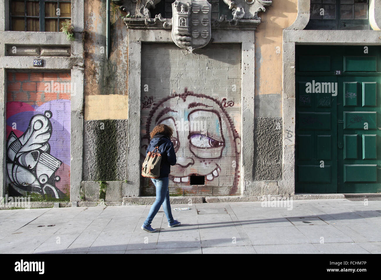 Street art à Rua das Flores dans la vieille ville de Porto au Portugal ...