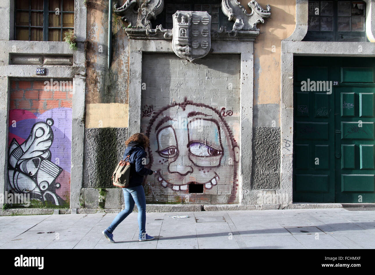 Street art à Rua das Flores dans la vieille ville de Porto au Portugal ...