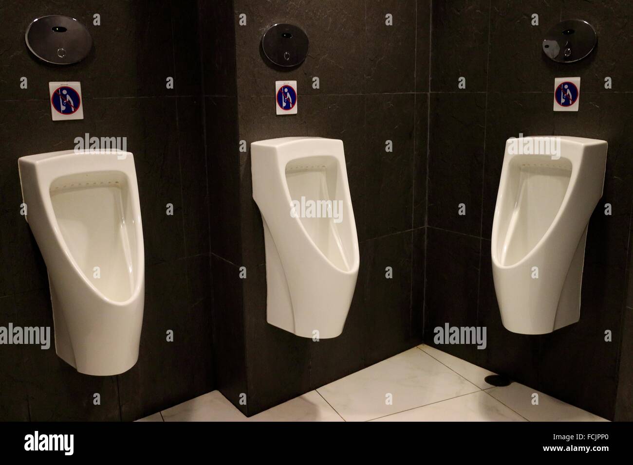 Wc toilettes publiques pour hommes wc Banque de photographies et d ...