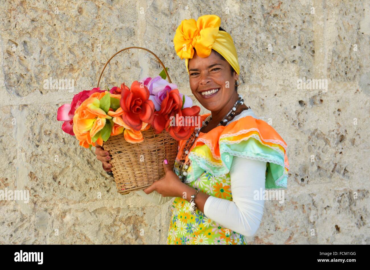 Femme cubaine en costume traditionnel Banque de photographies et d ...