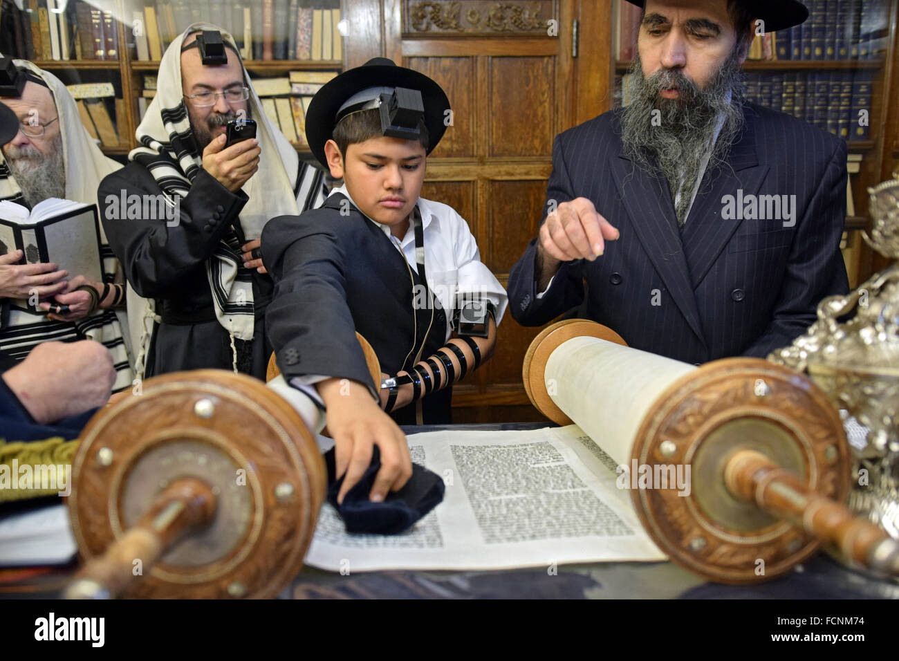 Un garçon juif religieux est appelé à la Torah pour sa Bar Mitzvah à ...