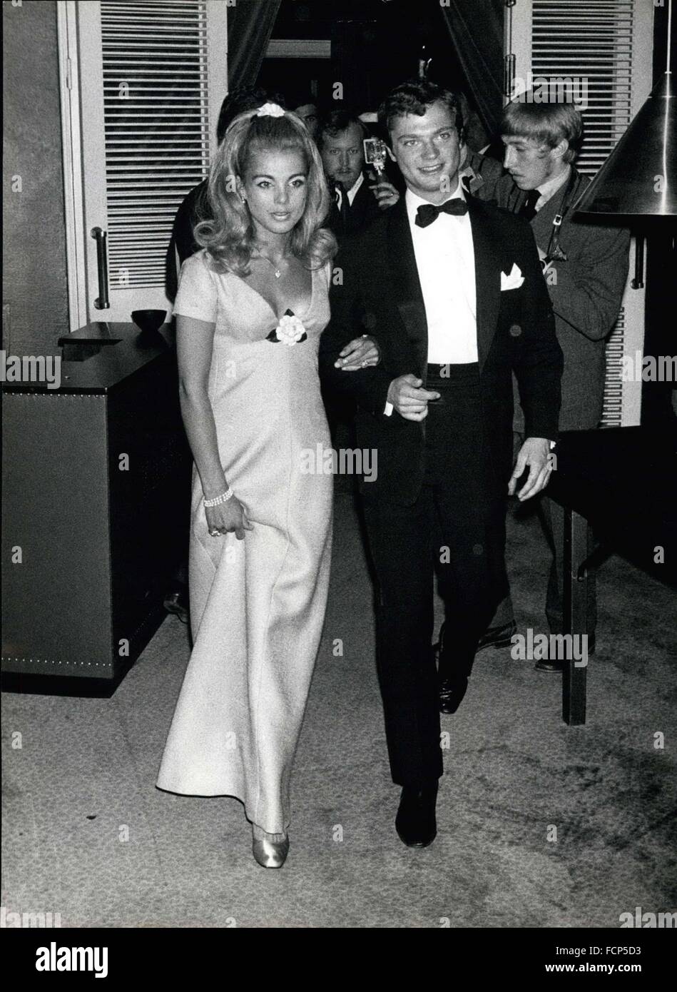 1968 - le prince Carl Gustaf de Suède et Pia degermark au parti. Samedi ...
