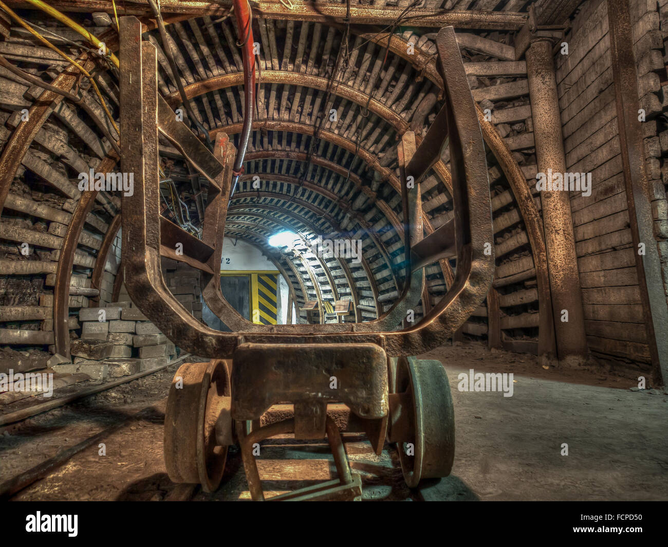 Une vieille ruine et Wagon pour transport du charbon dans une mine de ...
