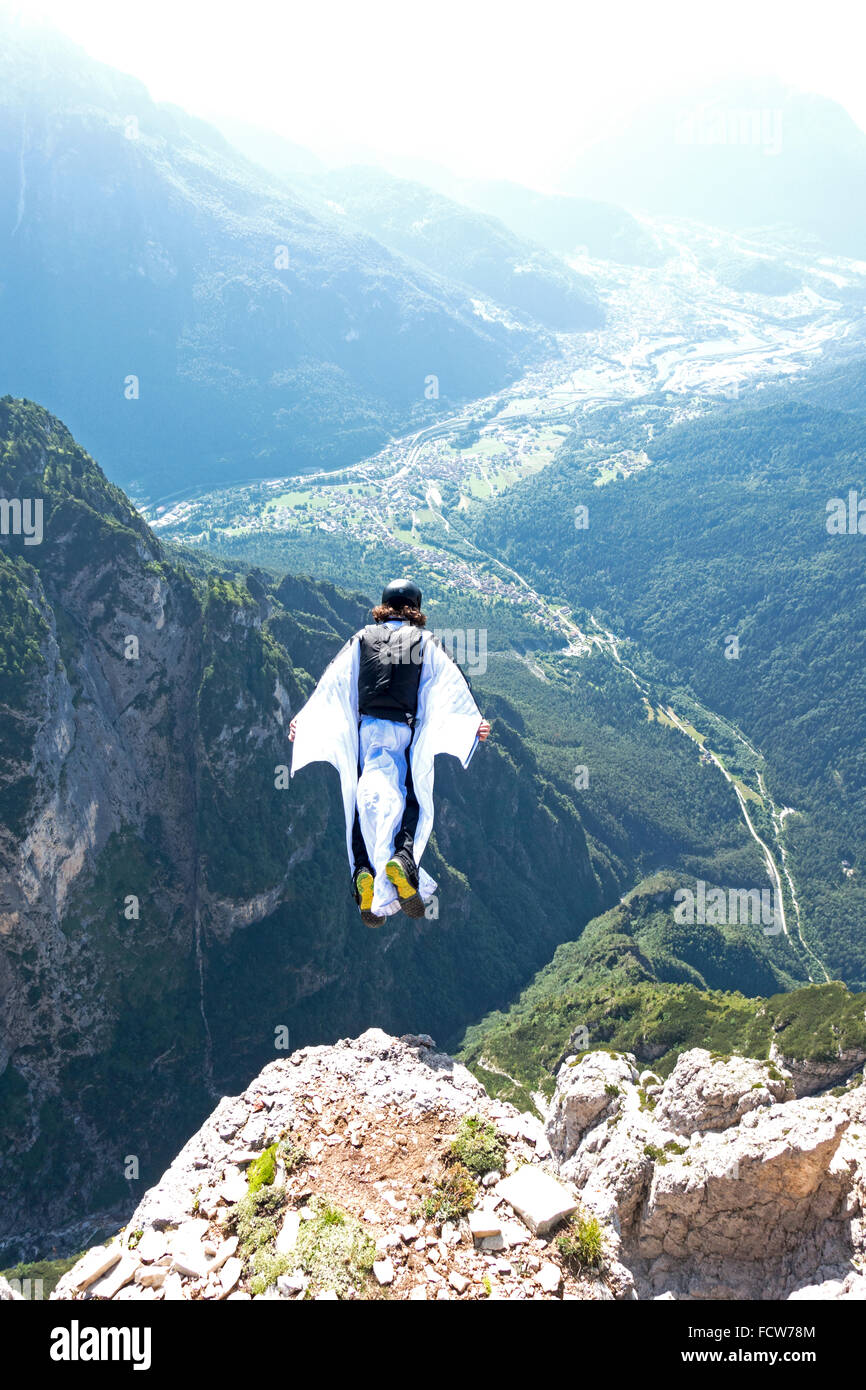 Cavalier BASE Wingsuit s'est d'une falaise et s'écroule. Il va bientôt ...