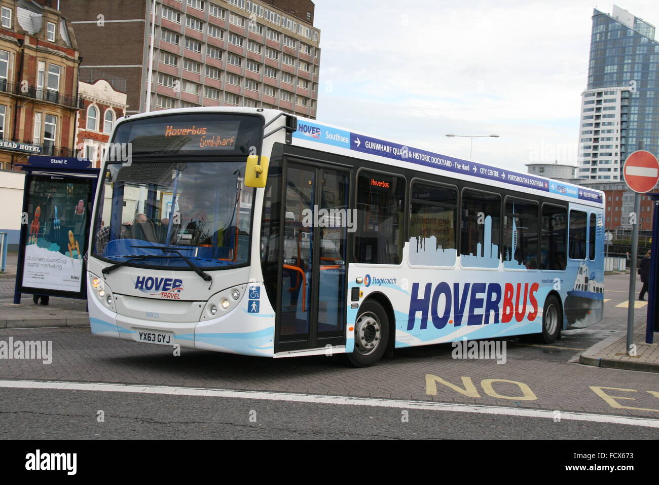 ADL ALEXANDER DENNIS ENVIRO 300 DE BUS STAGECOACH DANS UN HOVERBUS LIVERY À PORTSMOUTH POUR UN ...