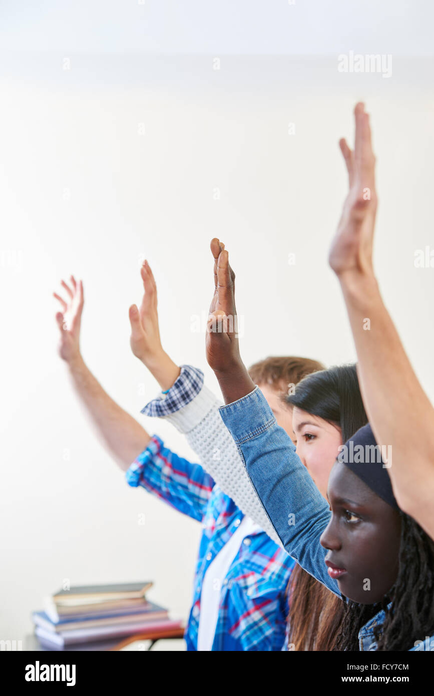 Les élèves lèvent la main en classe et de participer en classe Photo ...