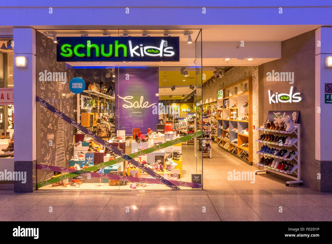 Schuh Kids Store dans le centre commercial Churchill Square, Brighton ...