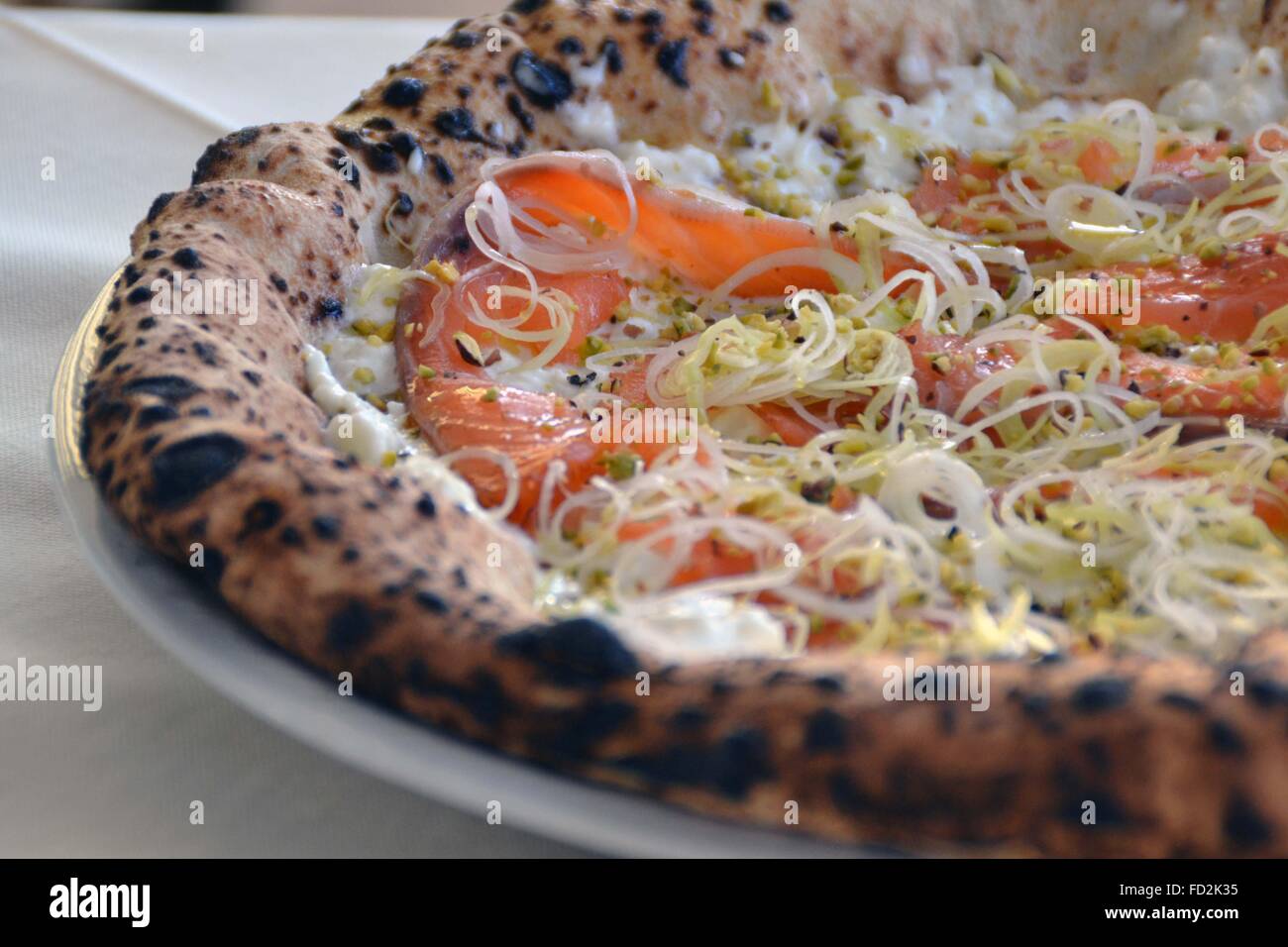 Pizza Di Giuseppe Pignalosa Patanegra : saumon fumé, fromage Burrata ...