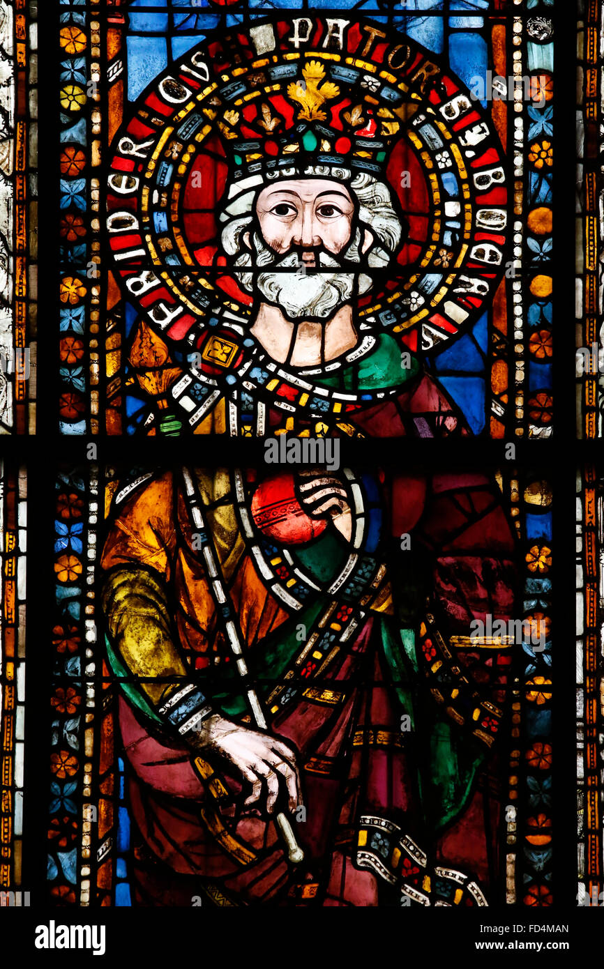 Notre Dame de la cathédrale de Strasbourg. Vitrail, 13e siècle. L ...