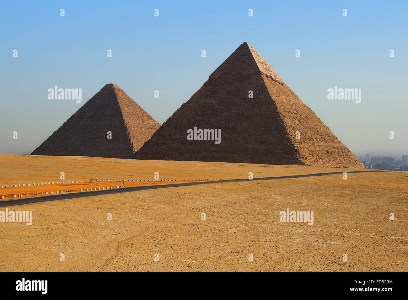 Deux des grandes pyramides sur le plateau de Gizeh Photo Stock - Alamy