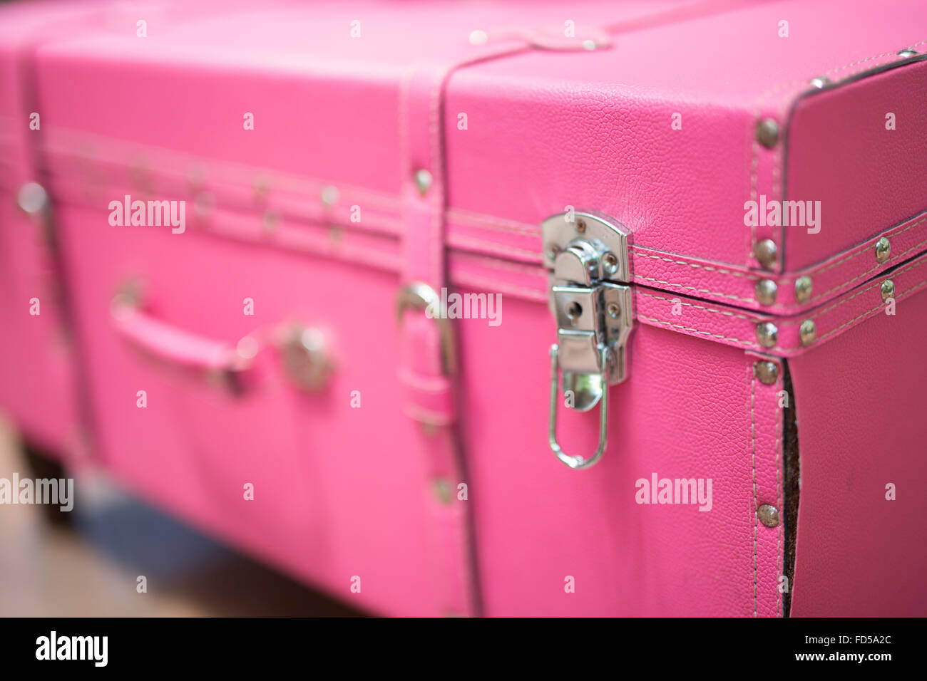 Valise rose Banque de photographies et d’images à haute résolution - Alamy