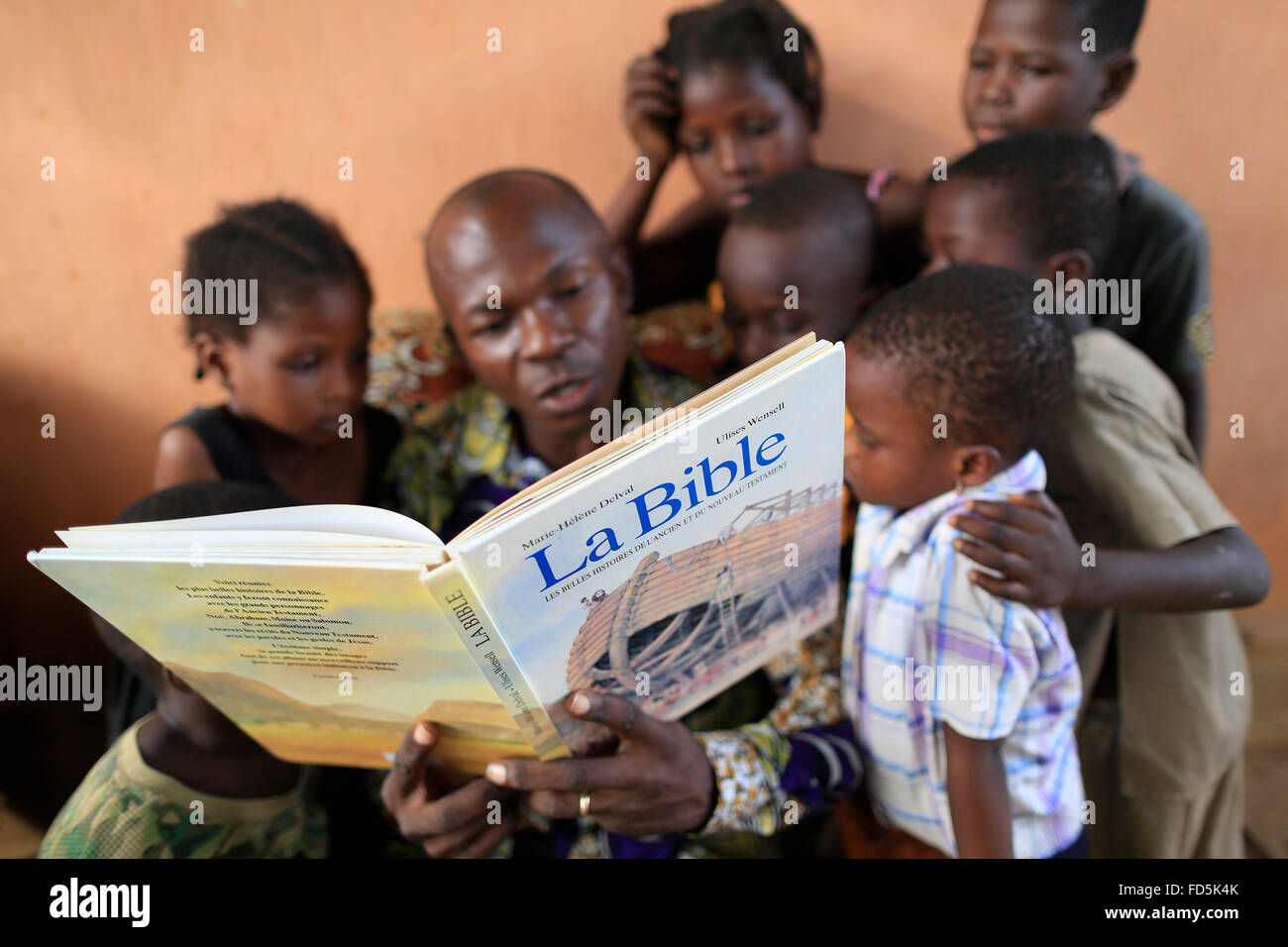 Bible des enfants Banque de photographies et d’images à haute ...