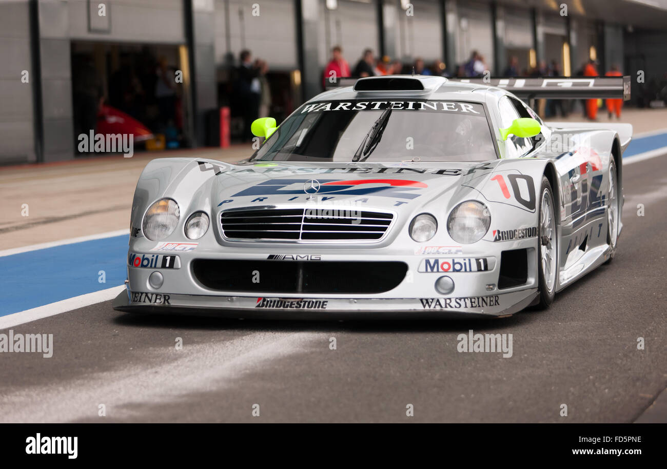 Une Mercedes-Benz CLK GTR dans la voie des stands à Silverstone, au ...