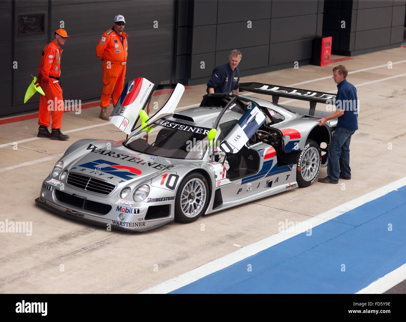 Une Mercedes-Benz CLK GTR dans la voie des stands à Silverstone, au ...