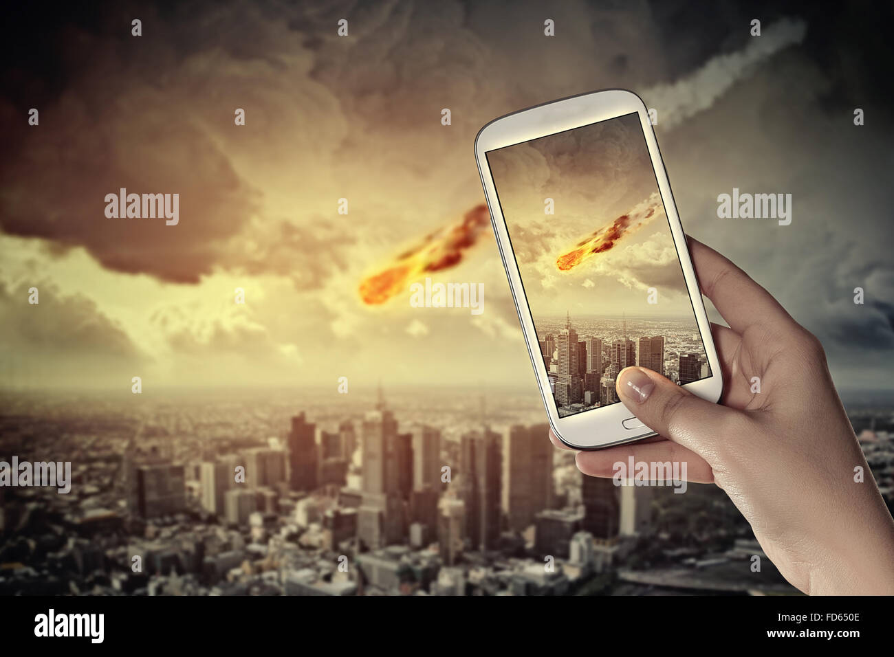 Les personnes qui prennent des photos de la chute de météorite caméra ...