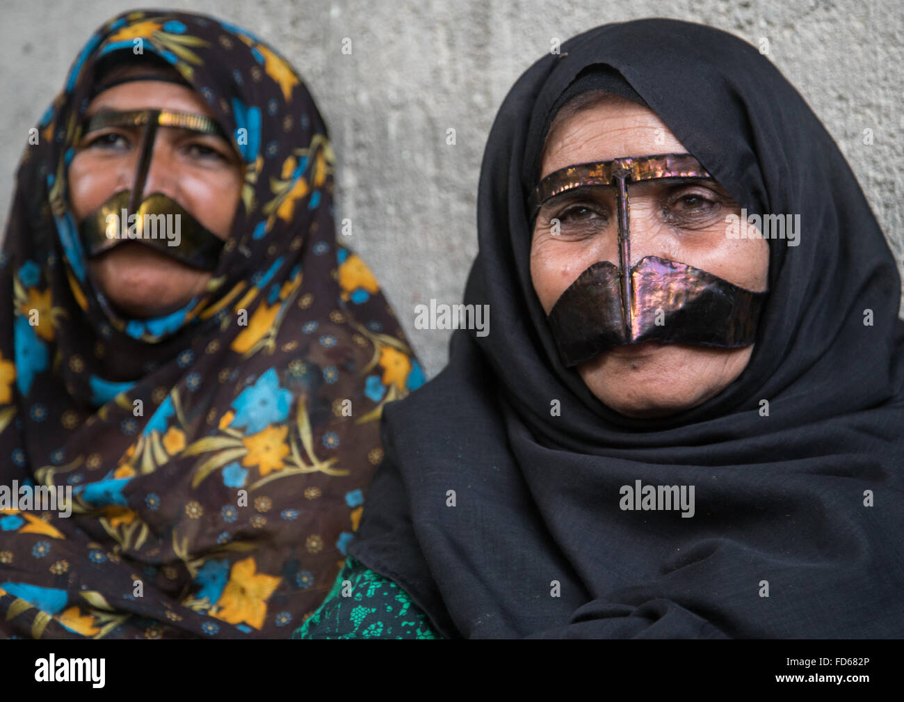Bandari femmes portant le masque traditionnel appelé la burqa avec une ...